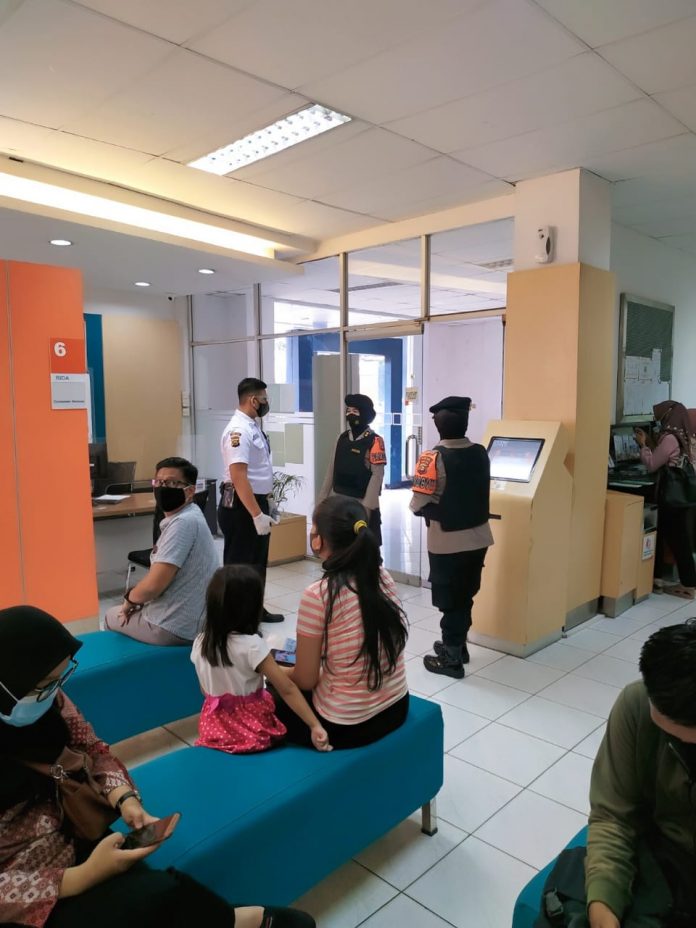 Beri Edukasi : Patroli Polwan Dit Pam Obvit Sasar Nasabah Bank BNI Opi ...